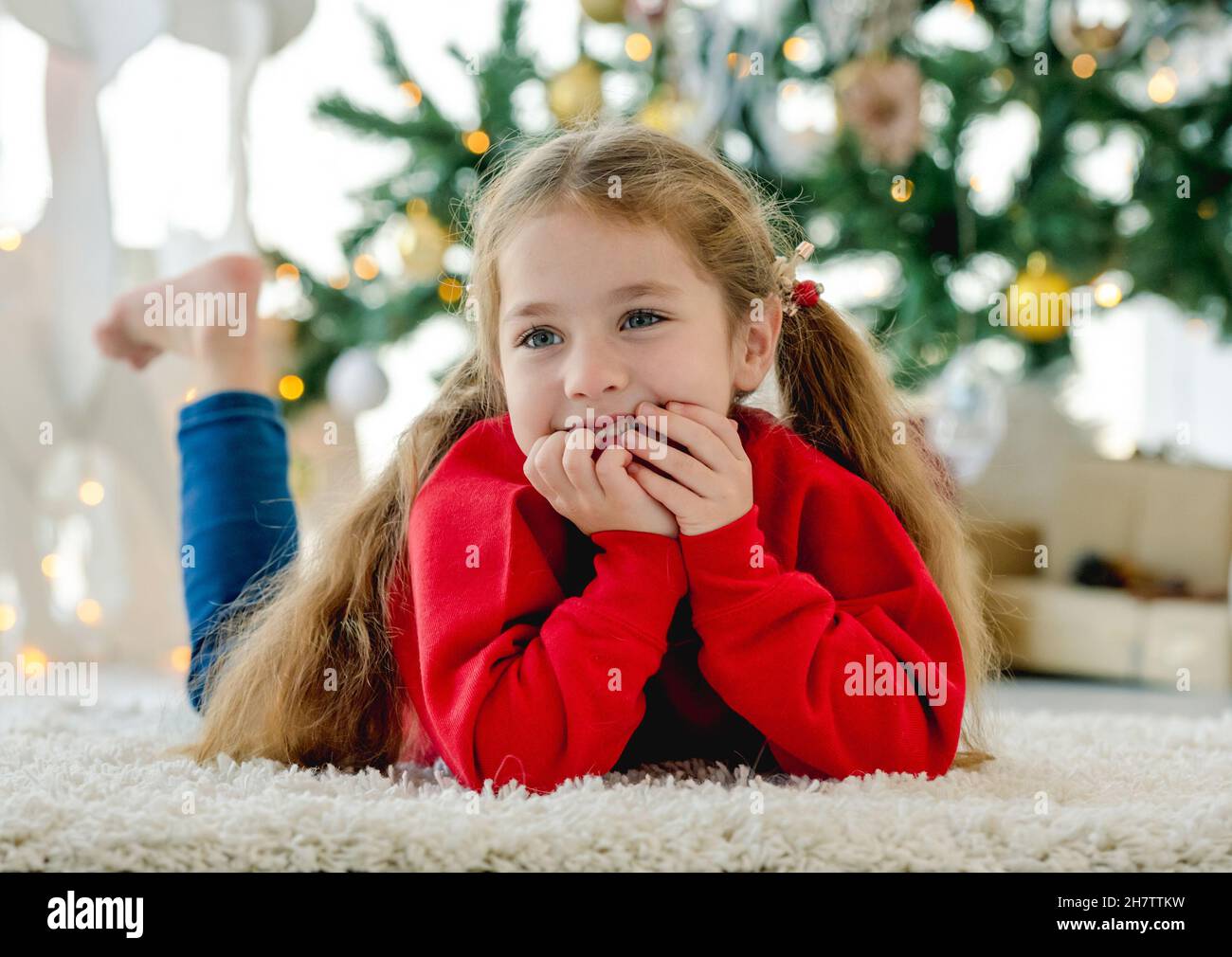 Child girl christmas hat hi-res stock photography and images - Alamy