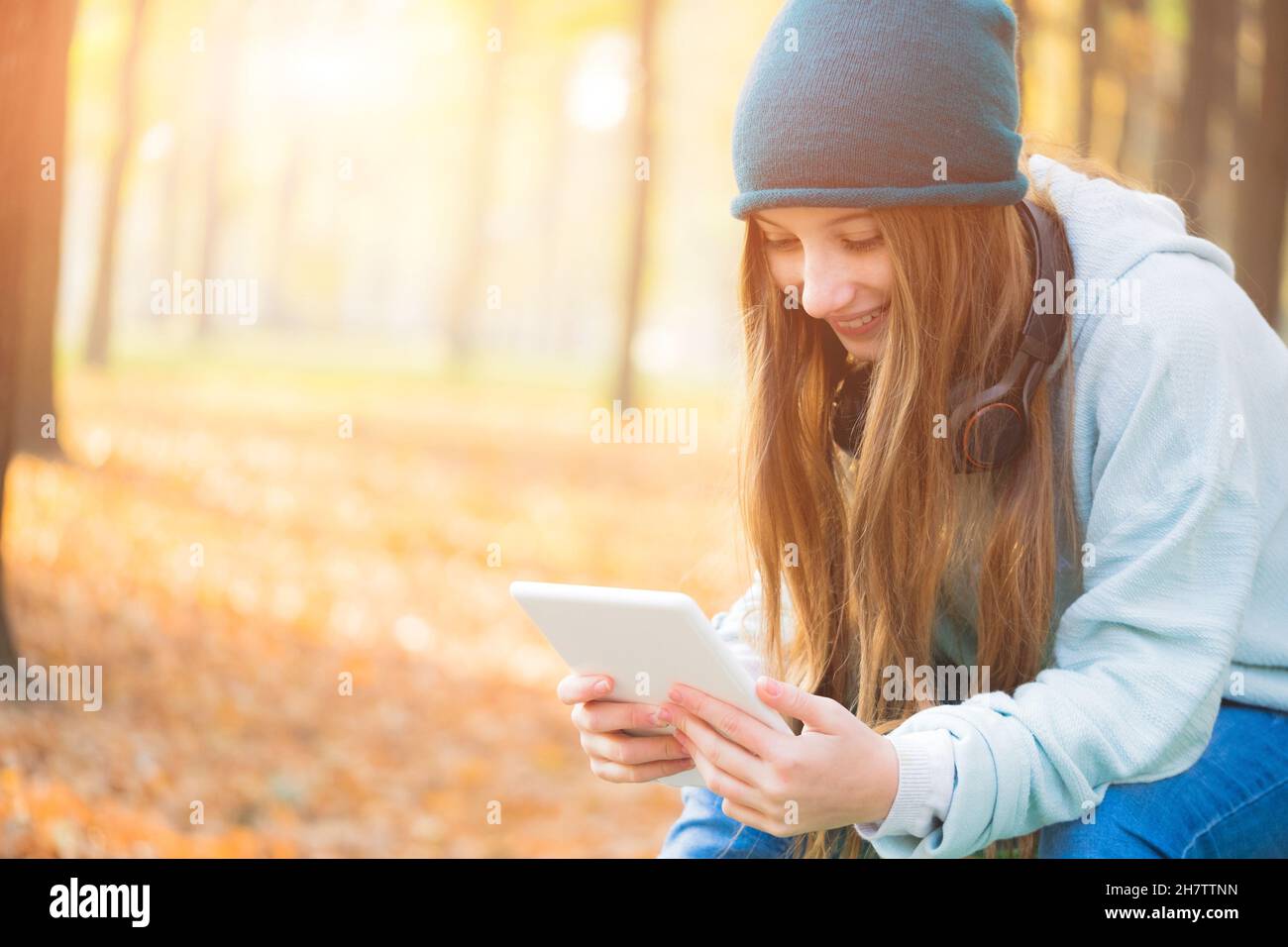 Pretty teen girl reading outside hi-res stock photography and images ...