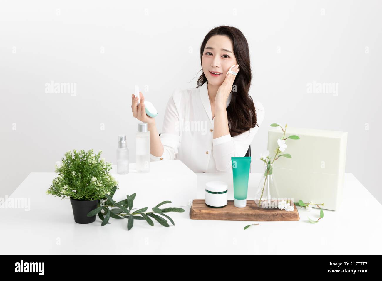Asian korean woman shopping host hi-res stock photography and images ...