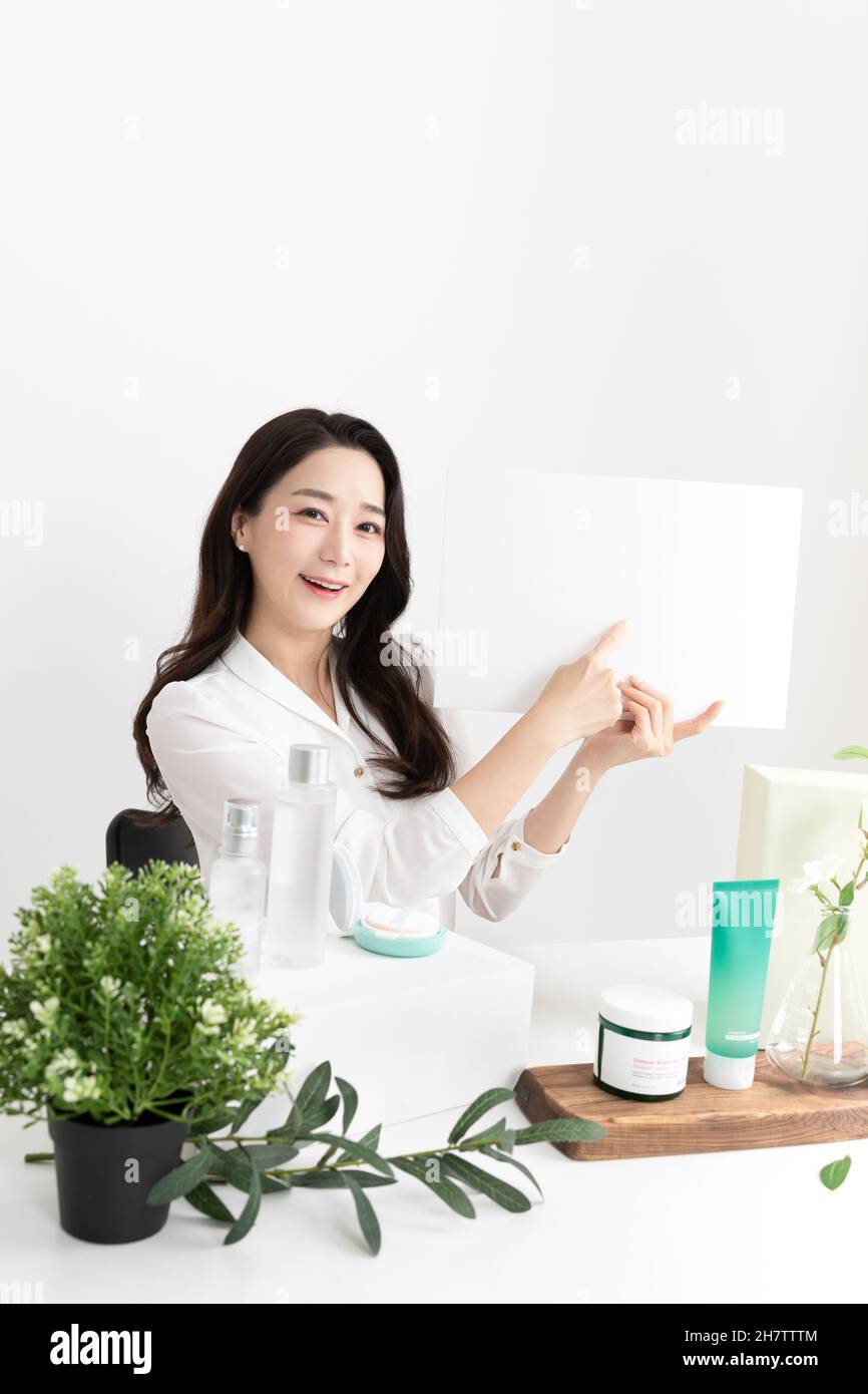 Asian korean woman shopping host hi-res stock photography and images ...