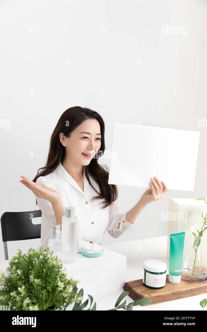 Asian korean woman shopping host hi-res stock photography and images ...