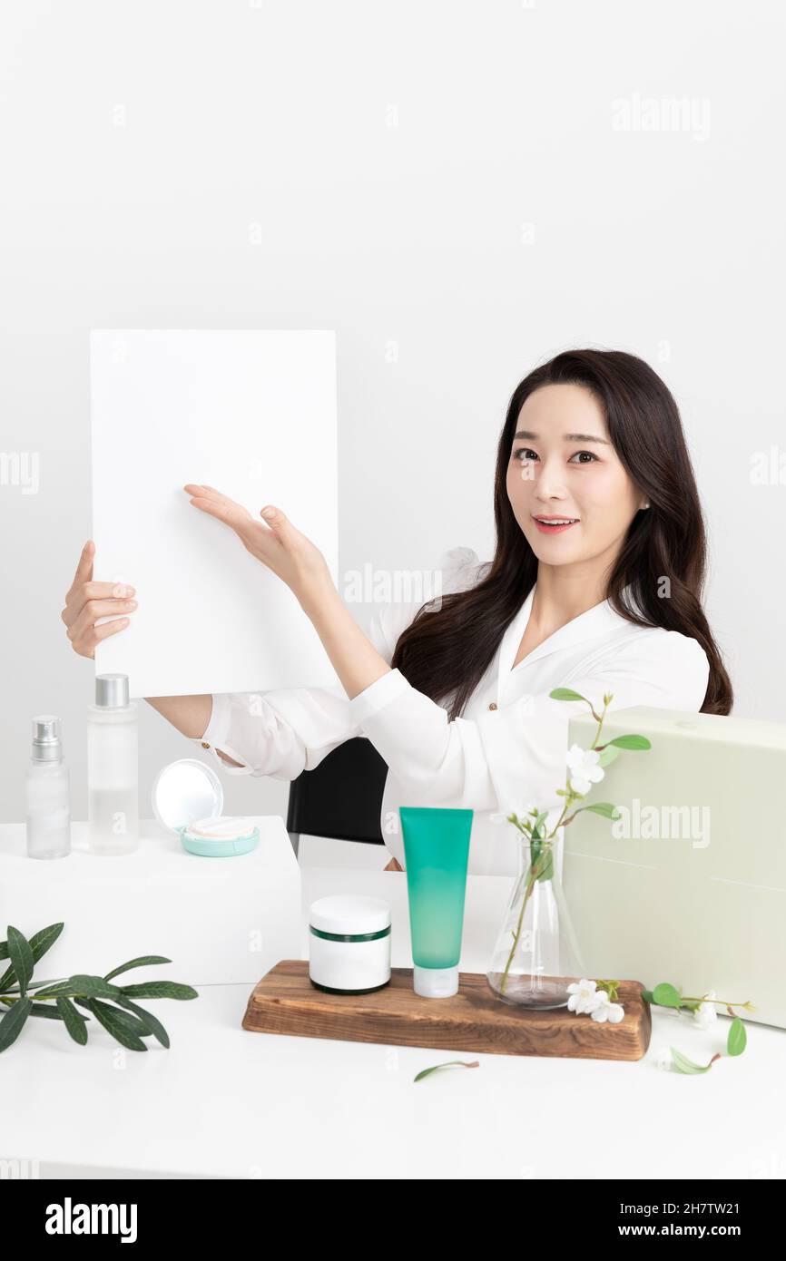 Asian korean woman shopping host hi-res stock photography and images ...