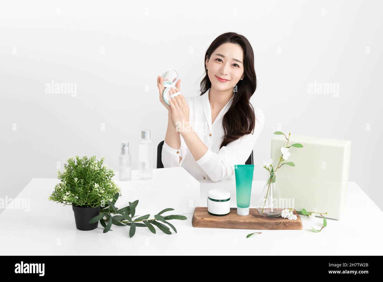 Asian korean woman shopping host hi-res stock photography and images ...