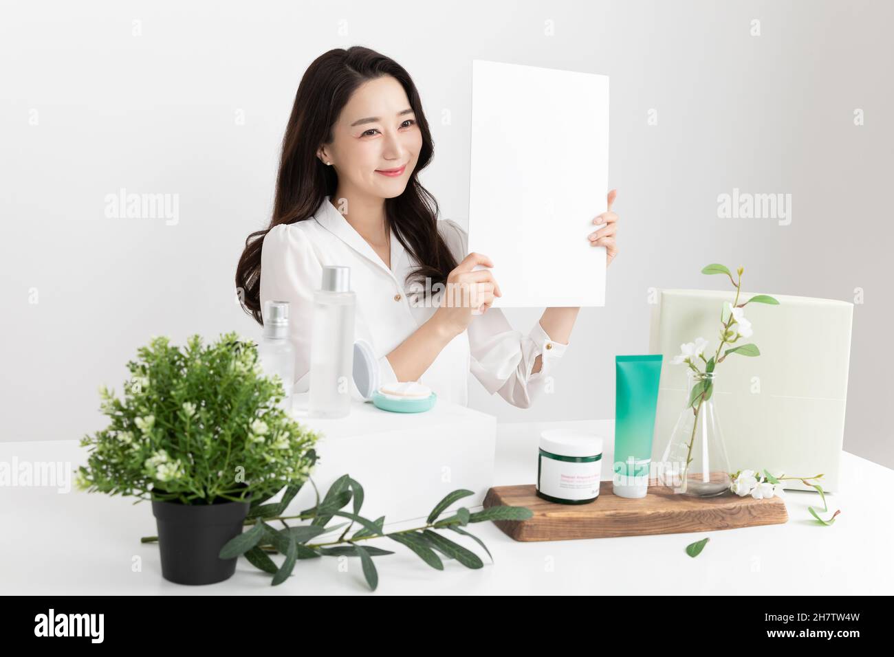 Asian korean woman shopping host hi-res stock photography and images ...