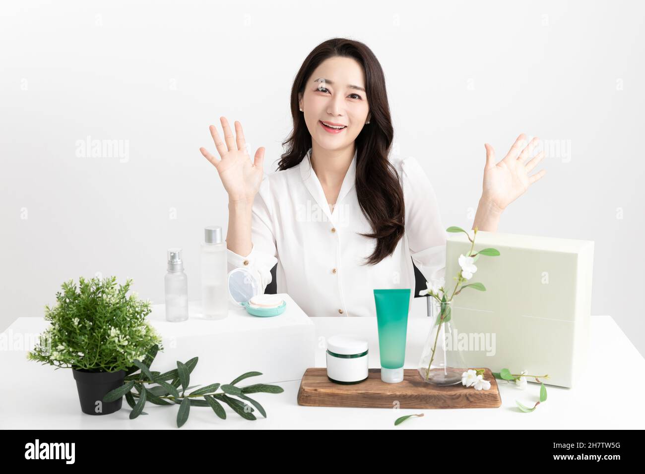 Asian korean woman shopping host hi-res stock photography and images ...
