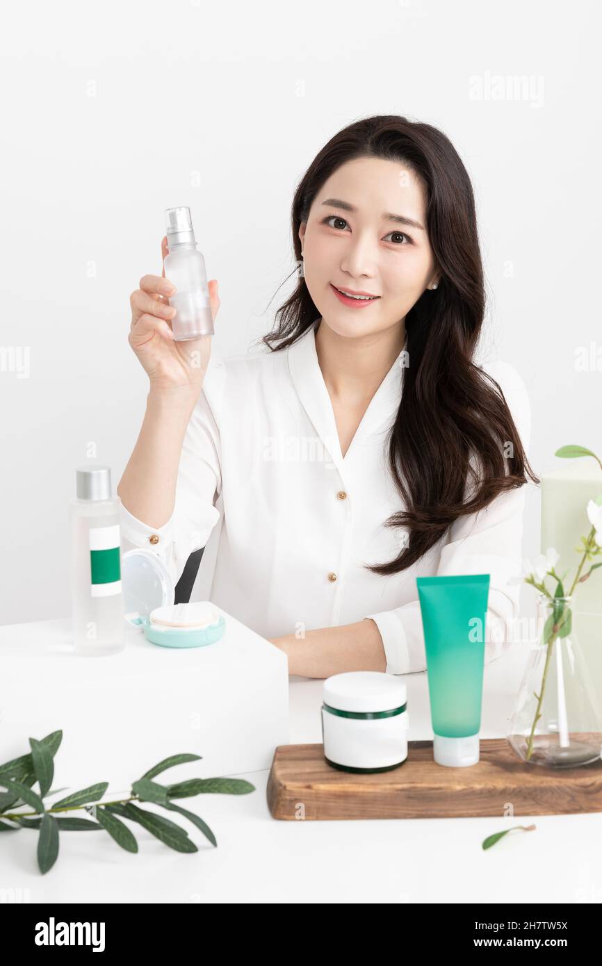 Asian korean woman shopping host hi-res stock photography and images ...