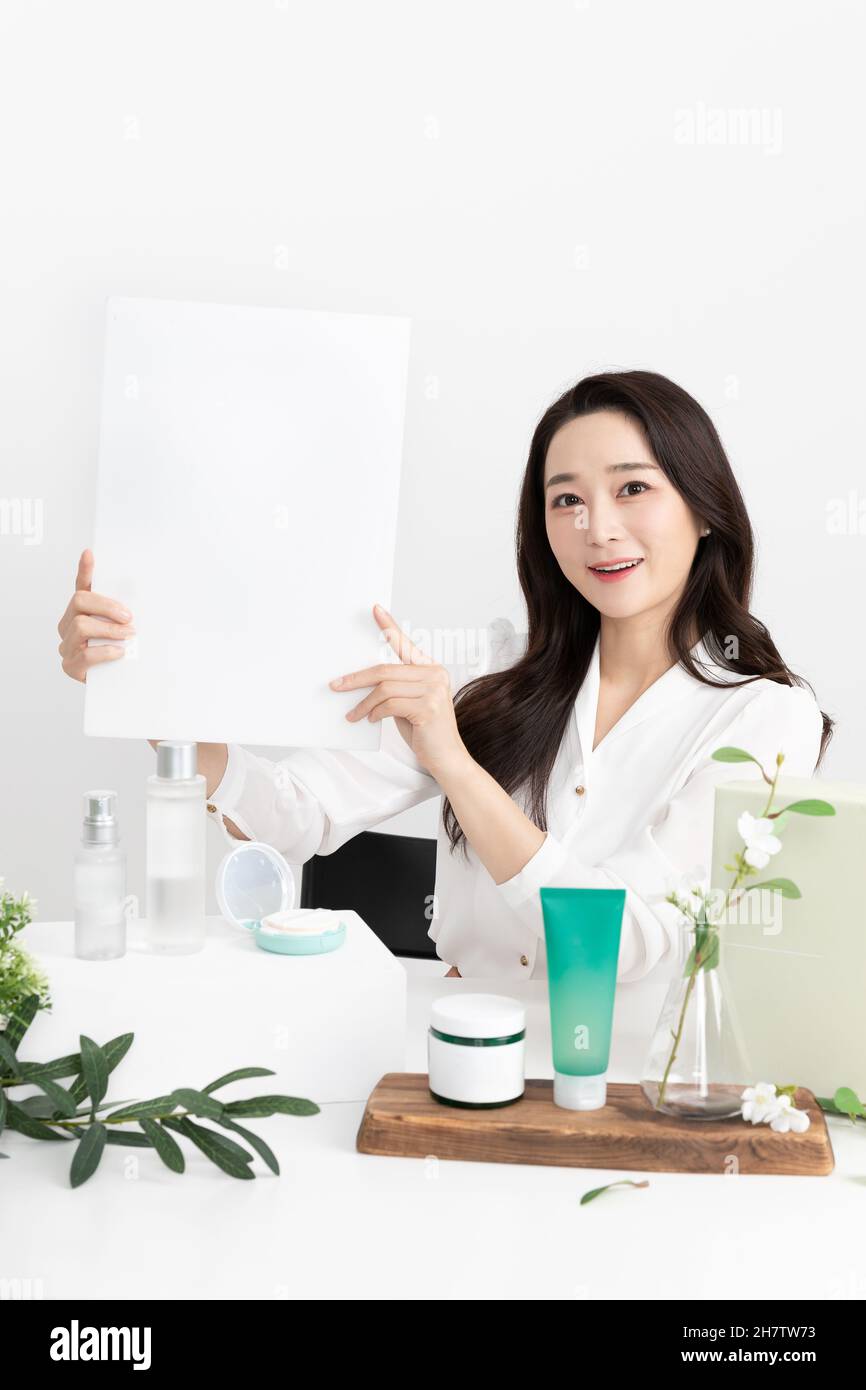 Asian korean woman shopping host hi-res stock photography and images ...