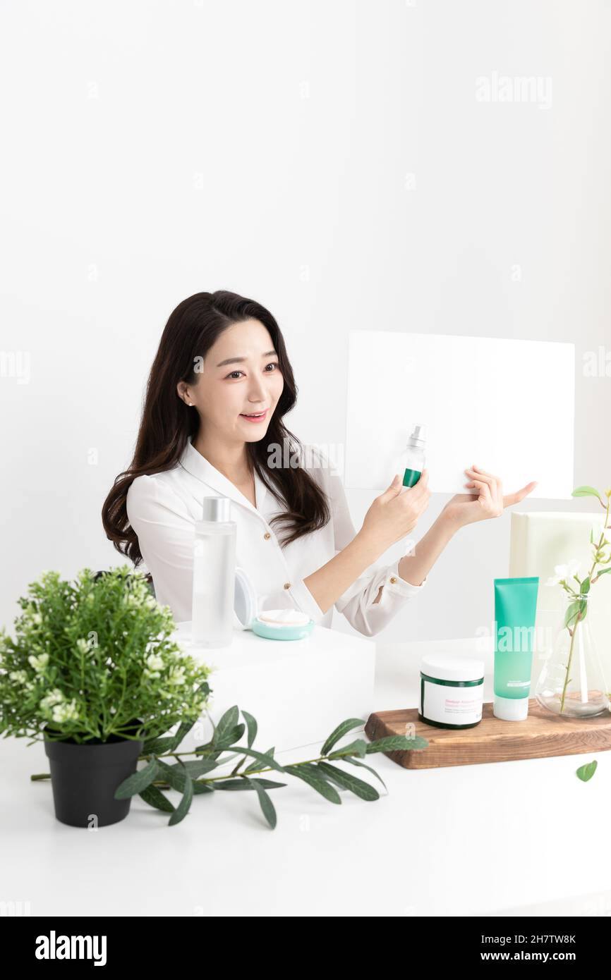 Asian korean woman shopping host hi-res stock photography and images ...