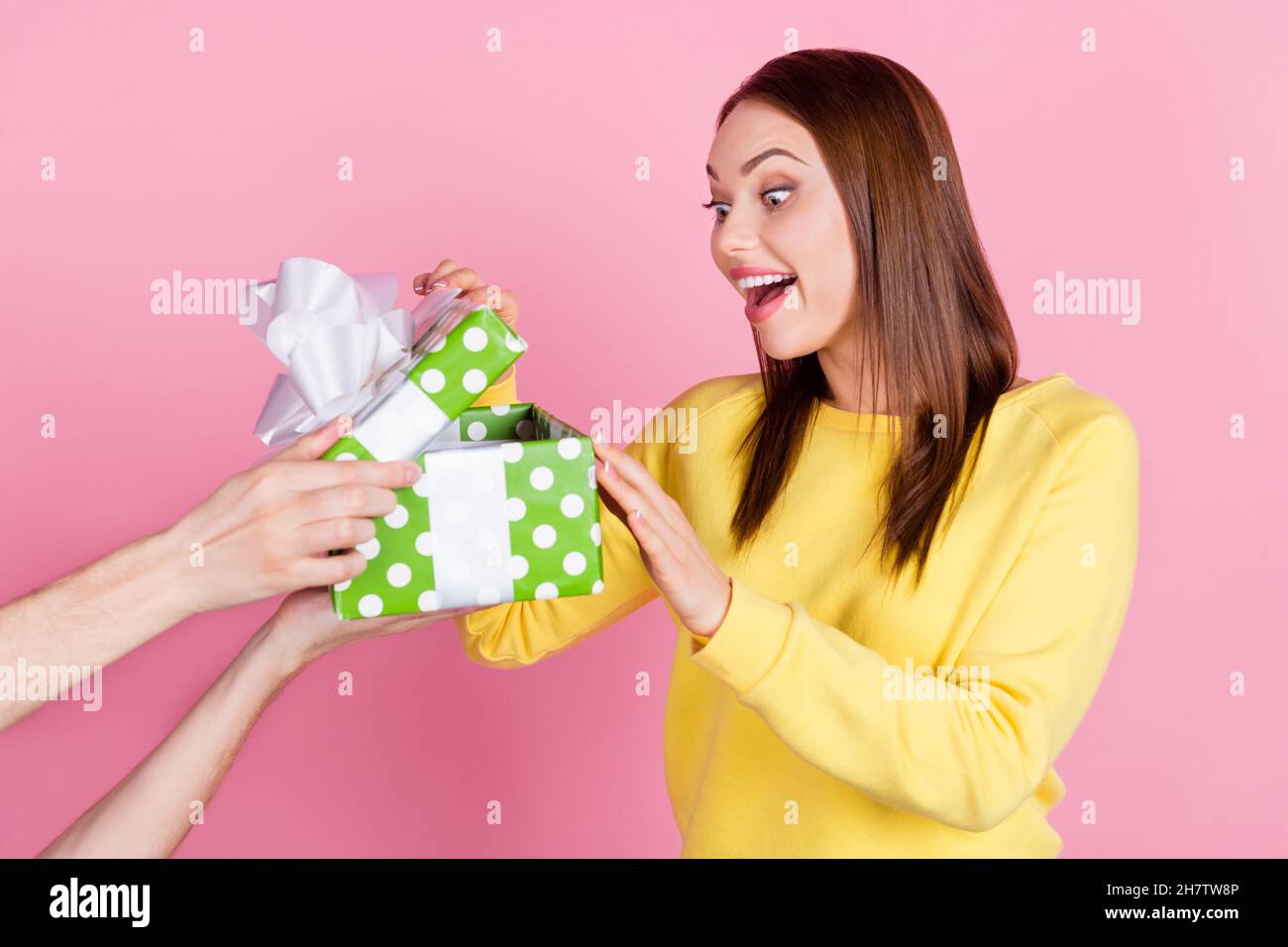 Photo portrait girl unpacking gift box on birthday party amazed ...