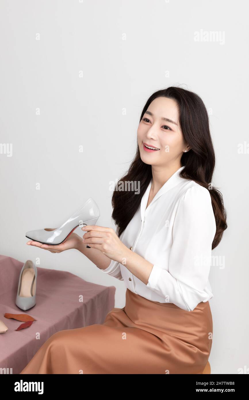 Asian korean woman shopping host hi-res stock photography and images ...