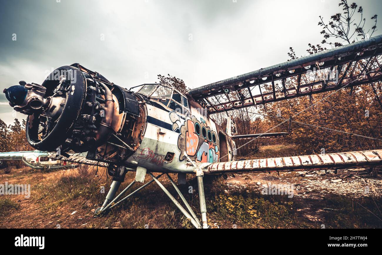 Abandoned airplane on the airfield Stock Photo - Alamy