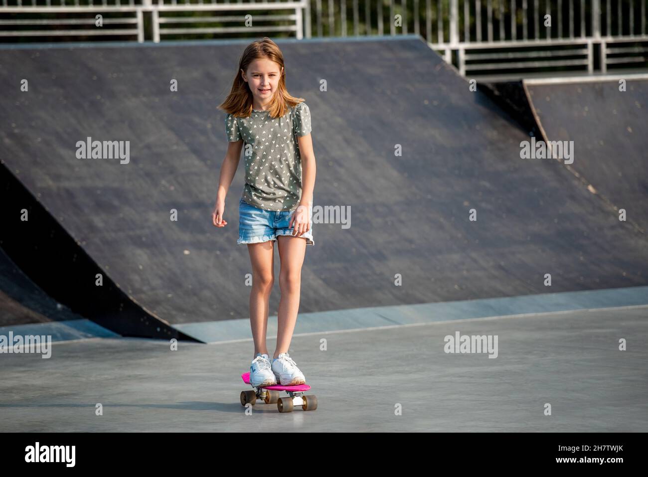 Skateboard girl motion hi-res stock photography and images - Alamy