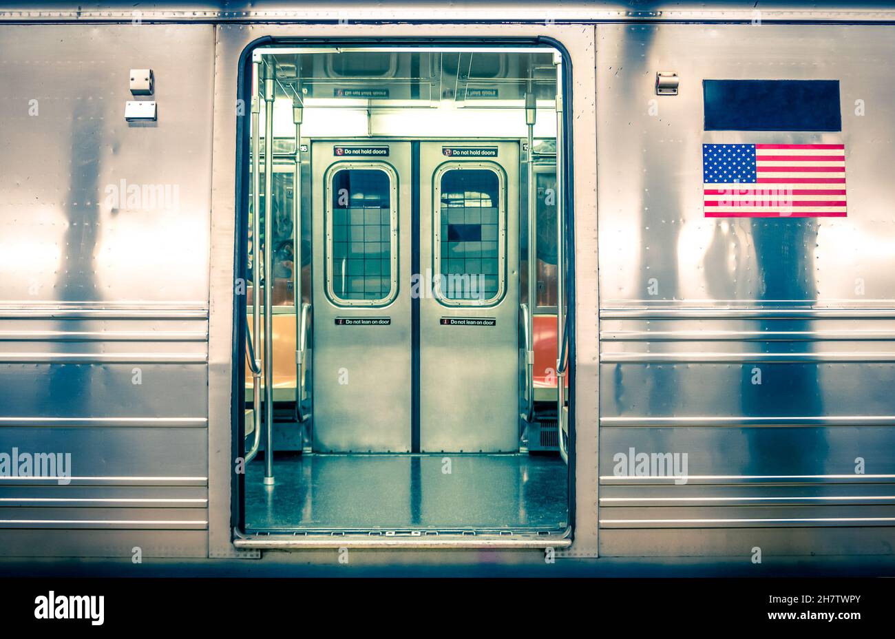 Open subway doors hi-res stock photography and images - Alamy