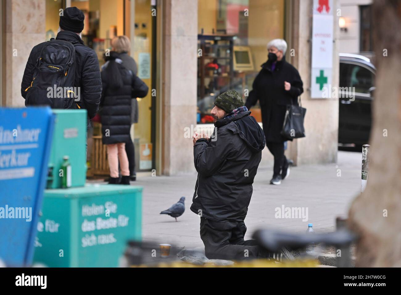 Munich, Deutschland. 24th Nov, 2021. Public life in times of the ...