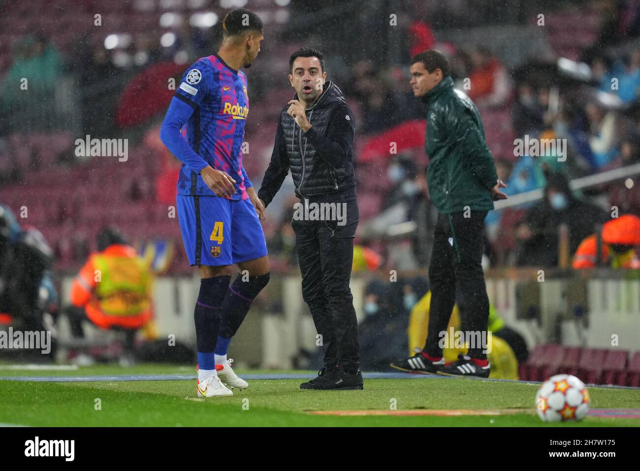 FC Barcelona head coach head coach and Ronald Araujo during the UEFA ...