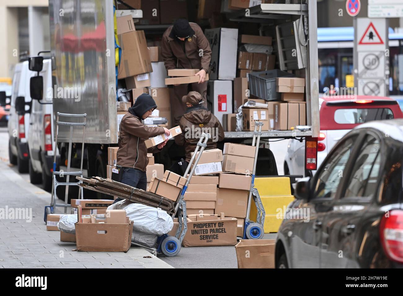 Munich, Deutschland. 24th Nov, 2021. UPS parcel deliverer at work ...