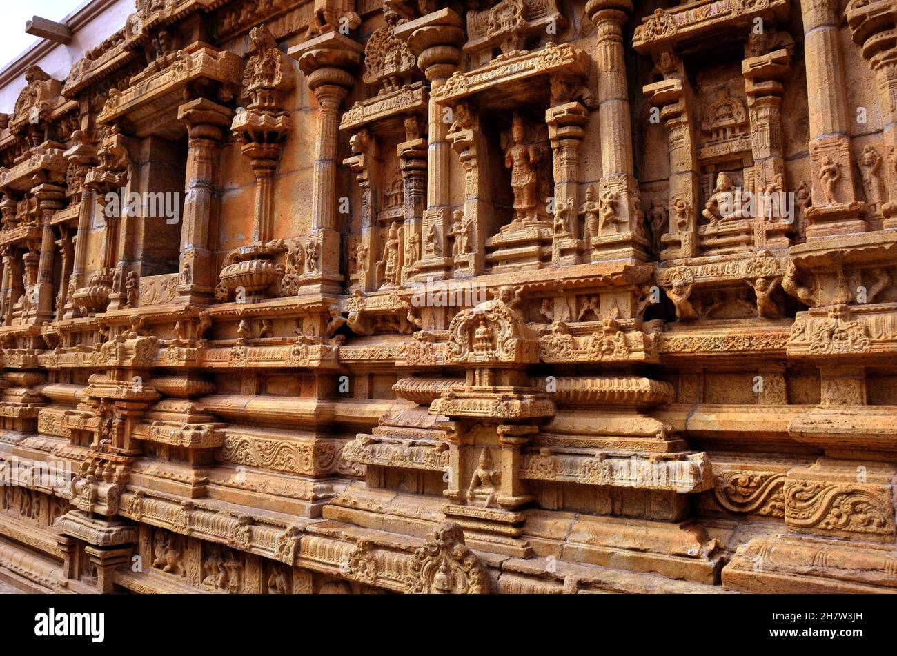 Indian ancient wall in the temple Stock Photo - Alamy