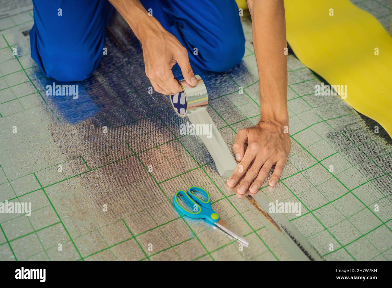 Master installs the overlapping thermal insulation in the room. Floor ...