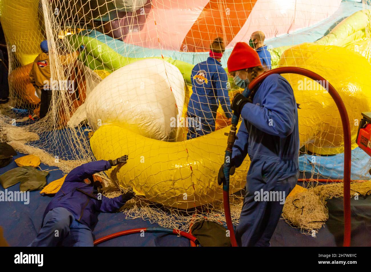 New York, NY - 24 November 2021. Crowds throng to the Macy’s ...