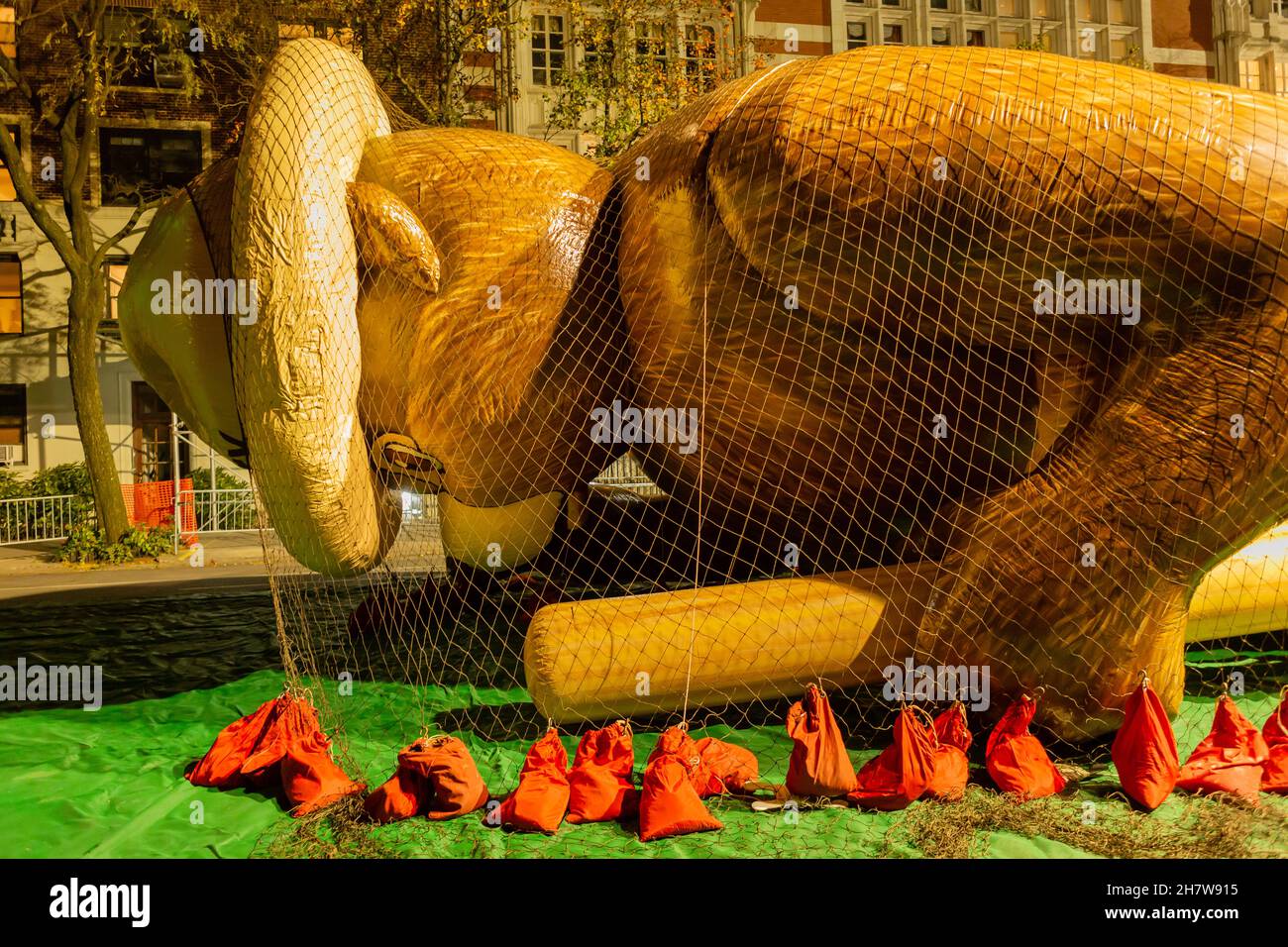 New York, NY - 24 November 2021. Crowds throng to the Macy’s ...