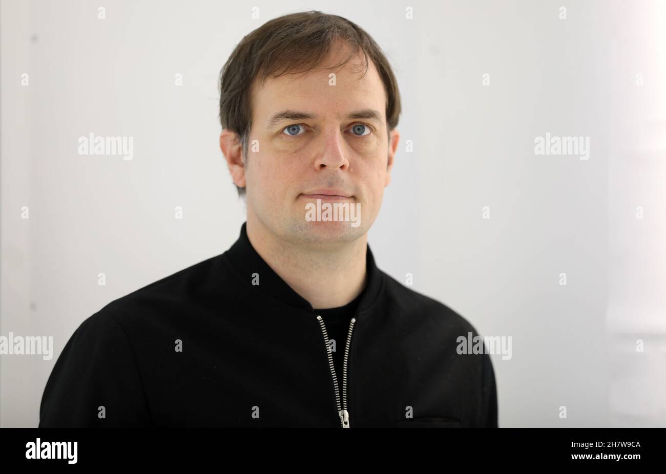 Neubrandenburg, Germany. 25th Nov, 2021. Simon Schubert, paper folding ...