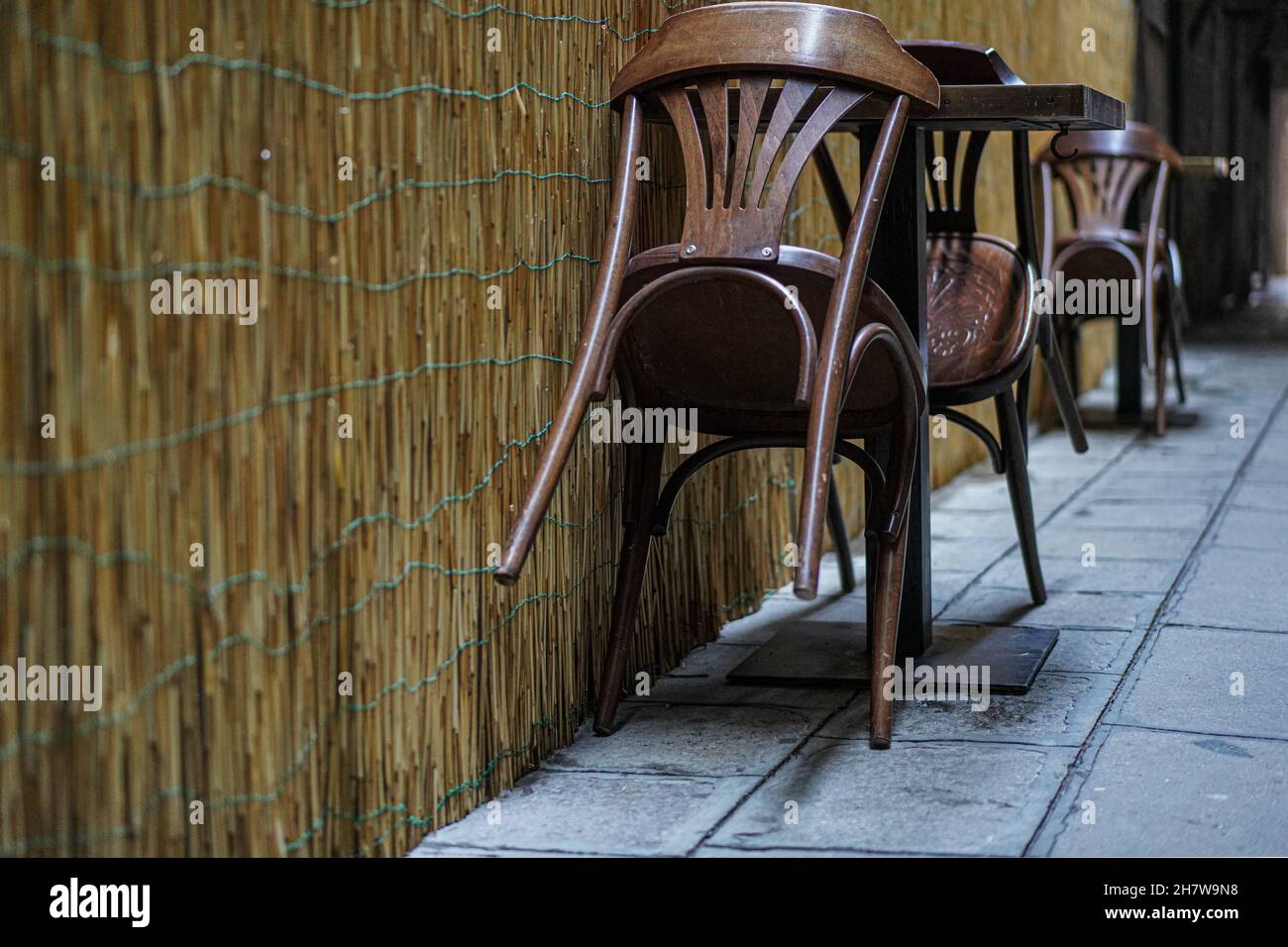 Stand tables hi-res stock photography and images - Alamy