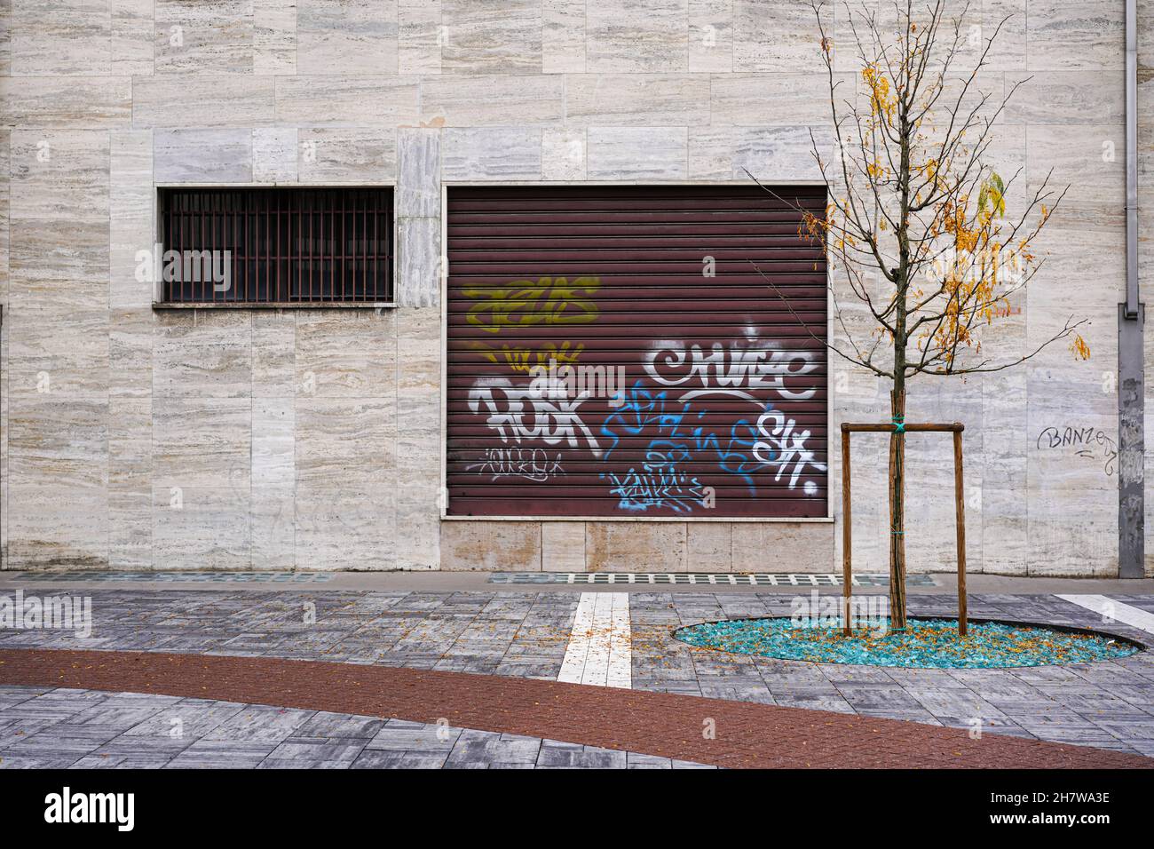 House covered with graffiti hi-res stock photography and images - Alamy