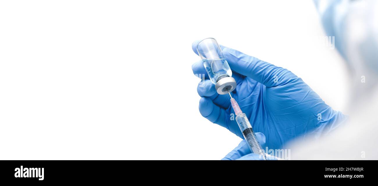 Medical workers to mix drugs in vials for prepare injections ...