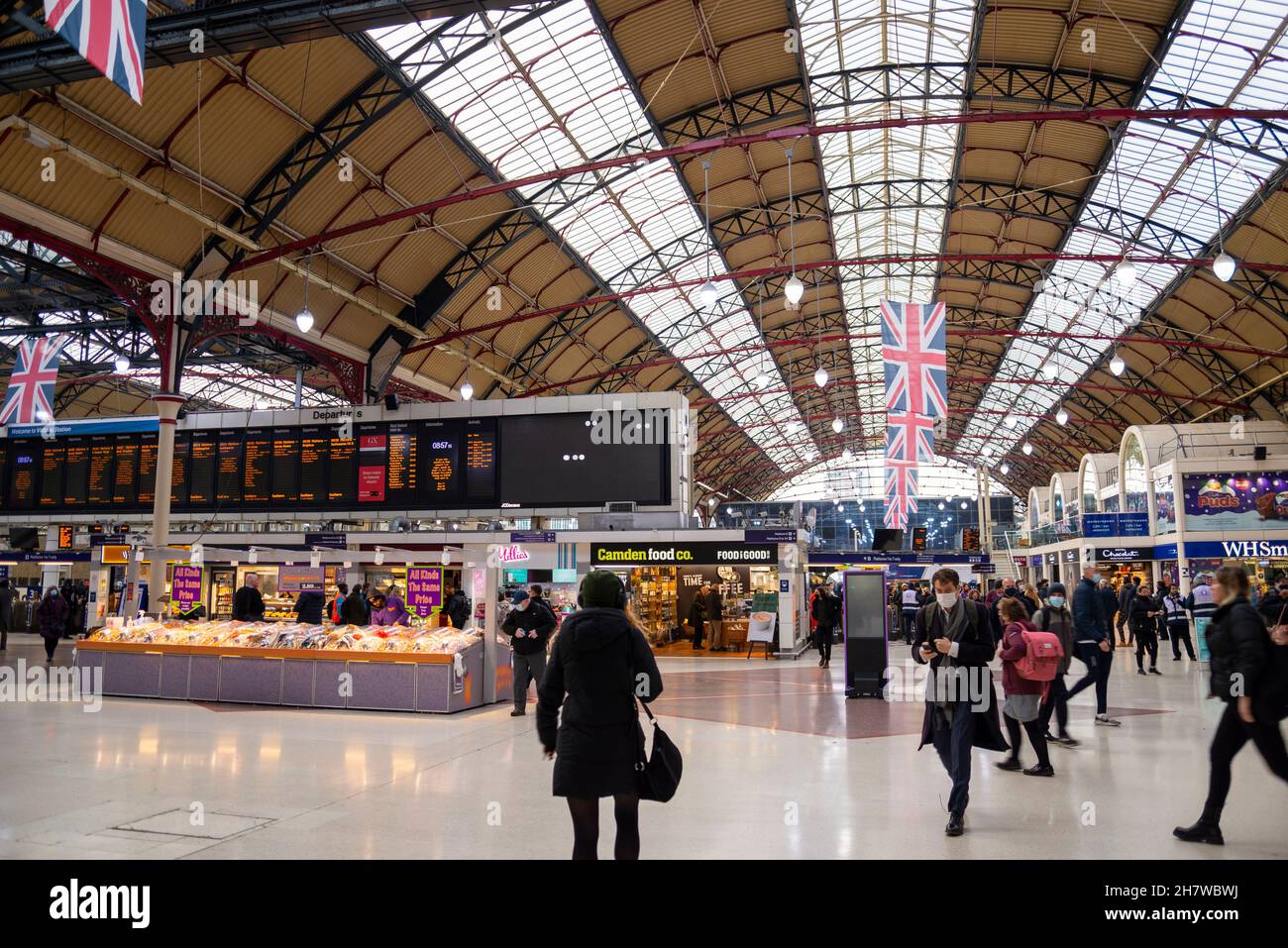 Inside London Victoria railway station, railway terminus. Passengers on ...