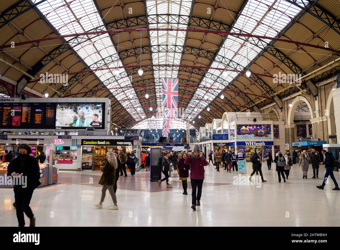 Inside London Victoria railway station, railway terminus. Passengers on ...