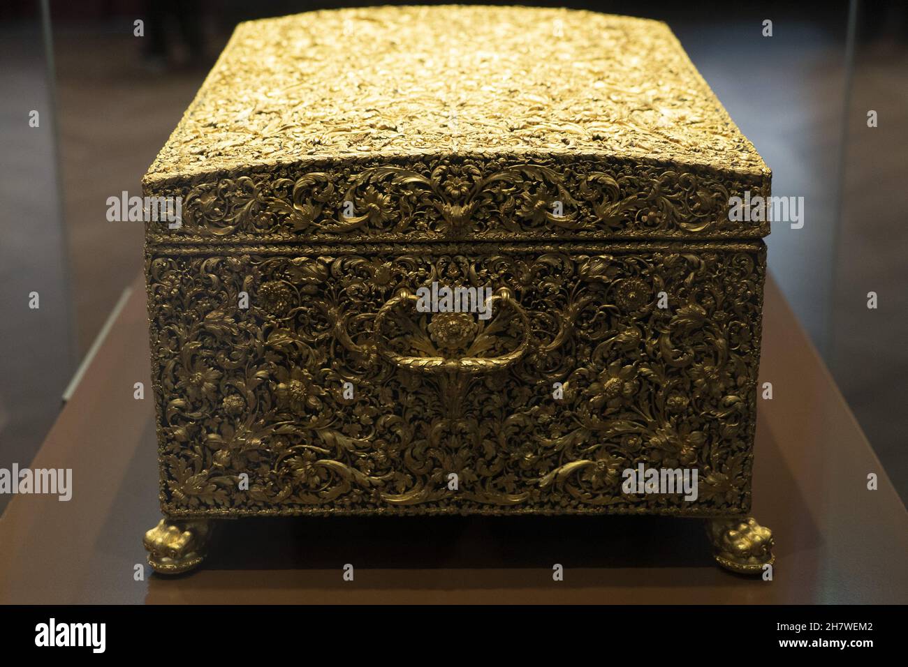 gold renaissance coffer treasure box chest Stock Photo - Alamy