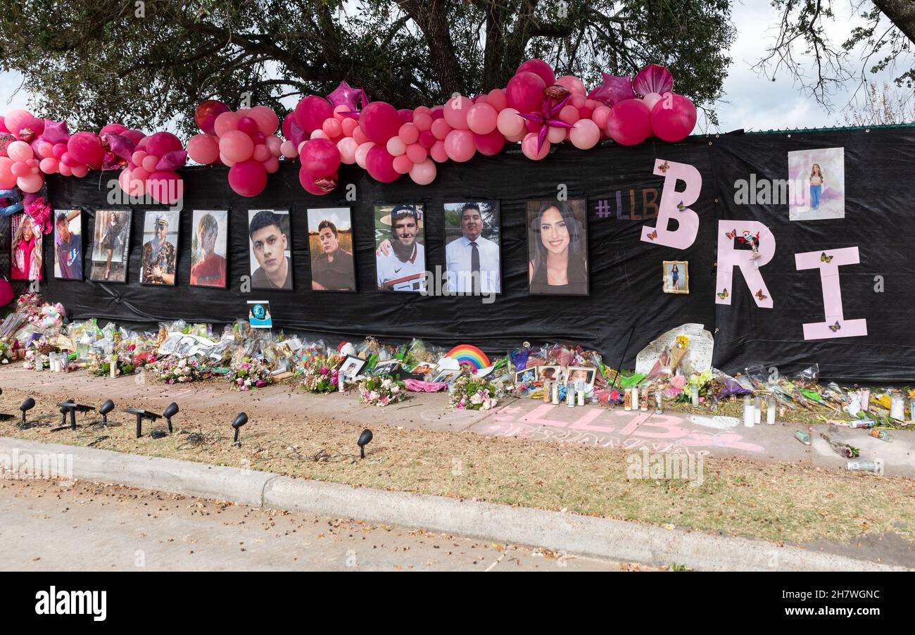 A memorial for the victims of Astroworld Festival is set up outside of ...