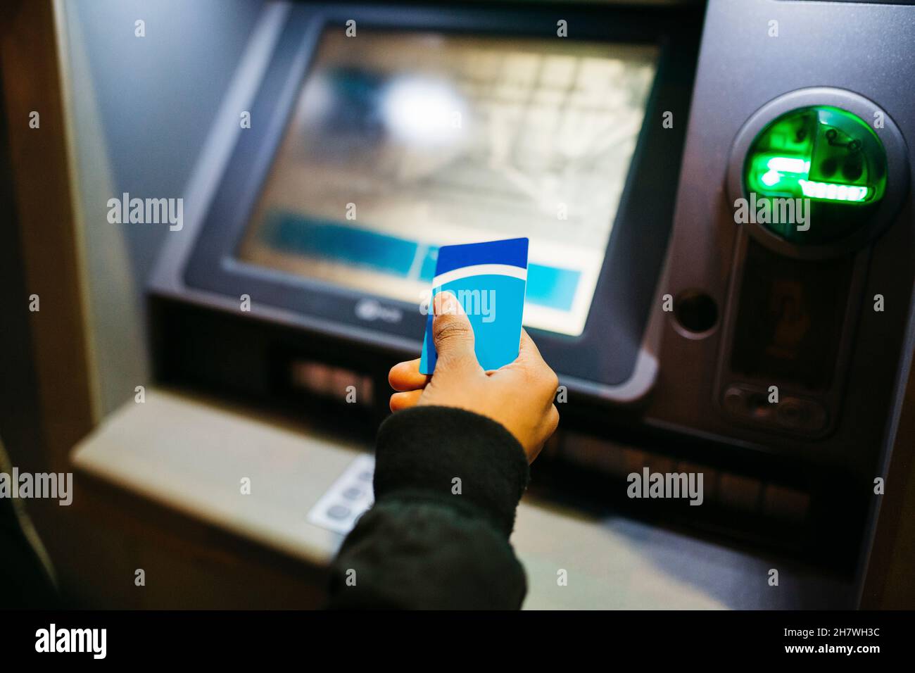 Bank cashier hi-res stock photography and images - Alamy