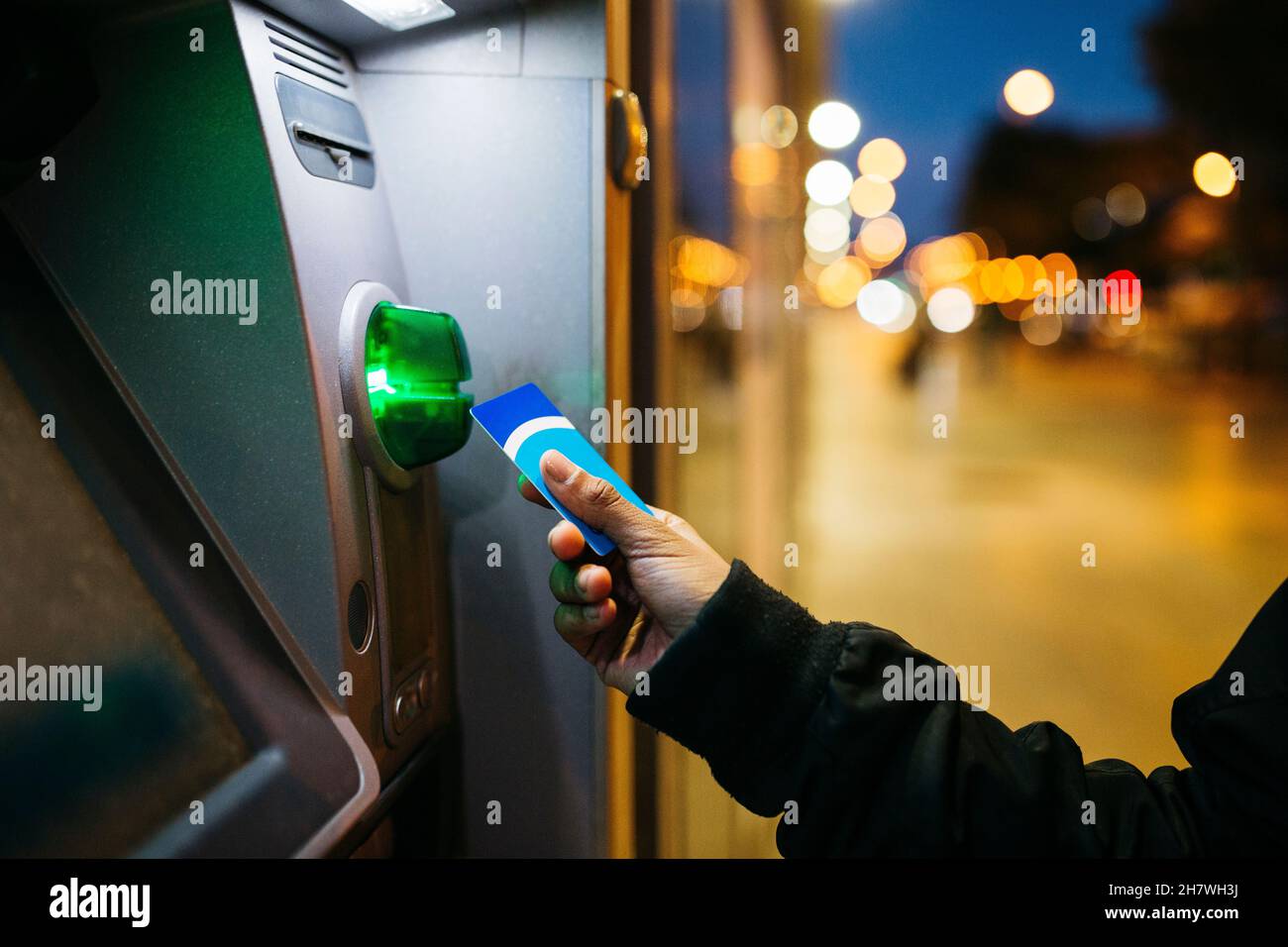 Bank cashier hi-res stock photography and images - Alamy