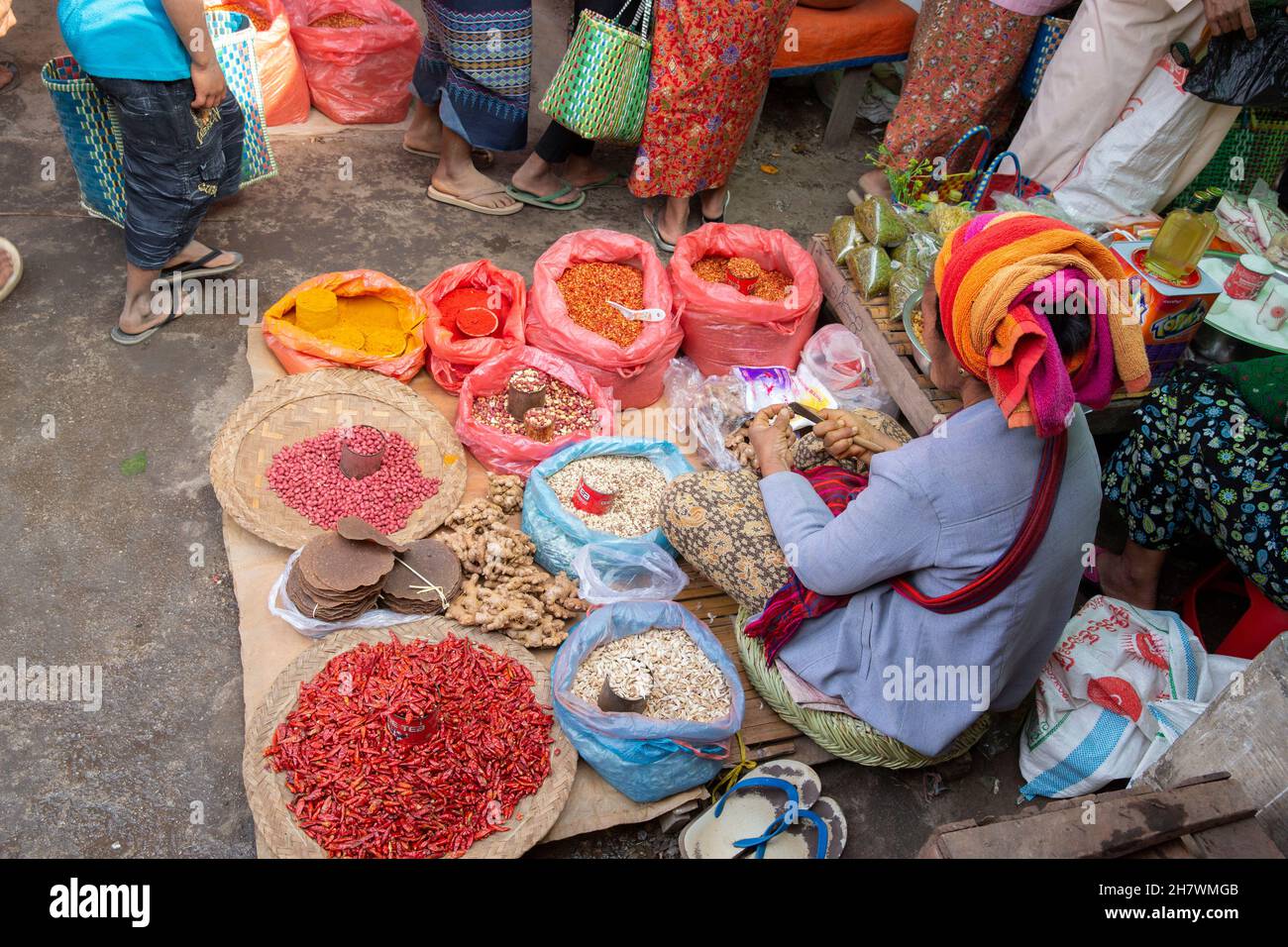 Myanmar, Bagan : Woman selling spices at Nyaung Shwe market Stock Photo ...