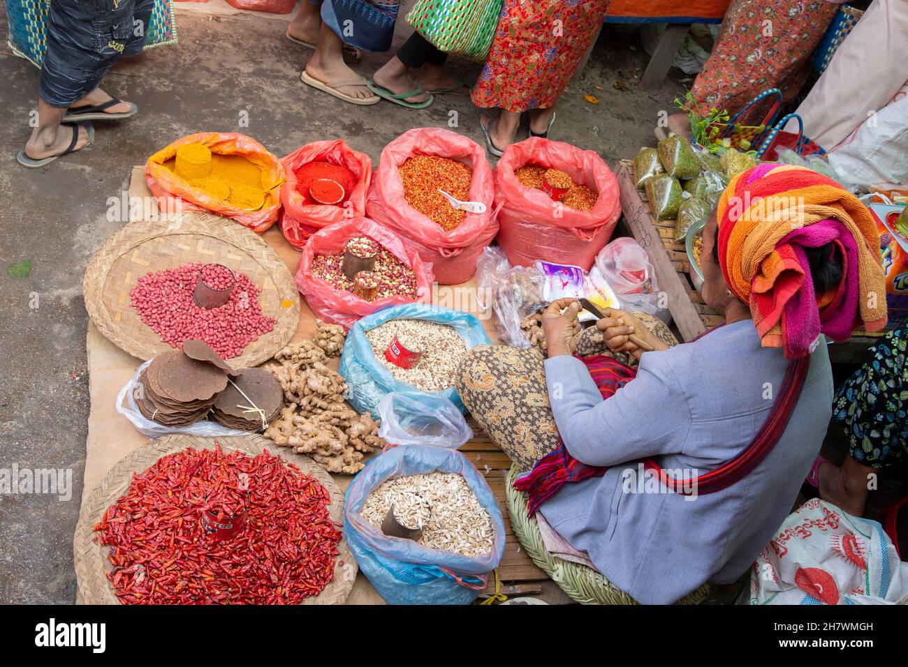 Myanmar burma mandalay market clothing hi-res stock photography and ...
