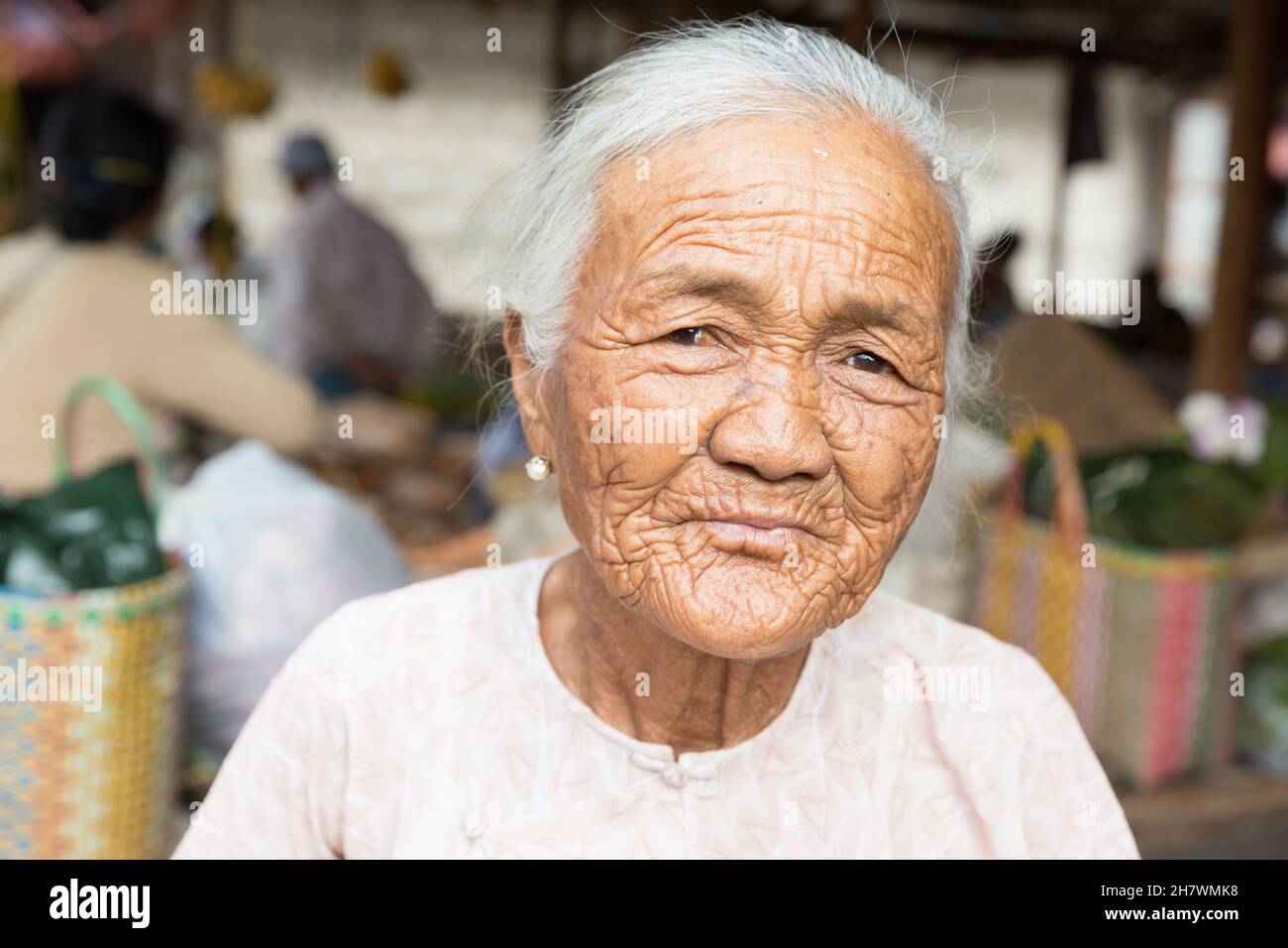 Myanmar portrait mature woman hi-res stock photography and images - Alamy