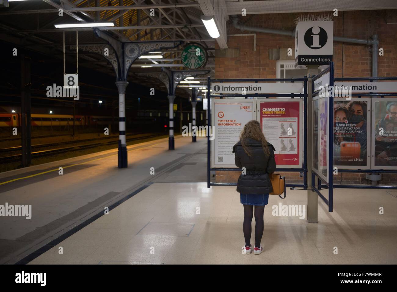 Doncaster train station platform hi-res stock photography and images ...