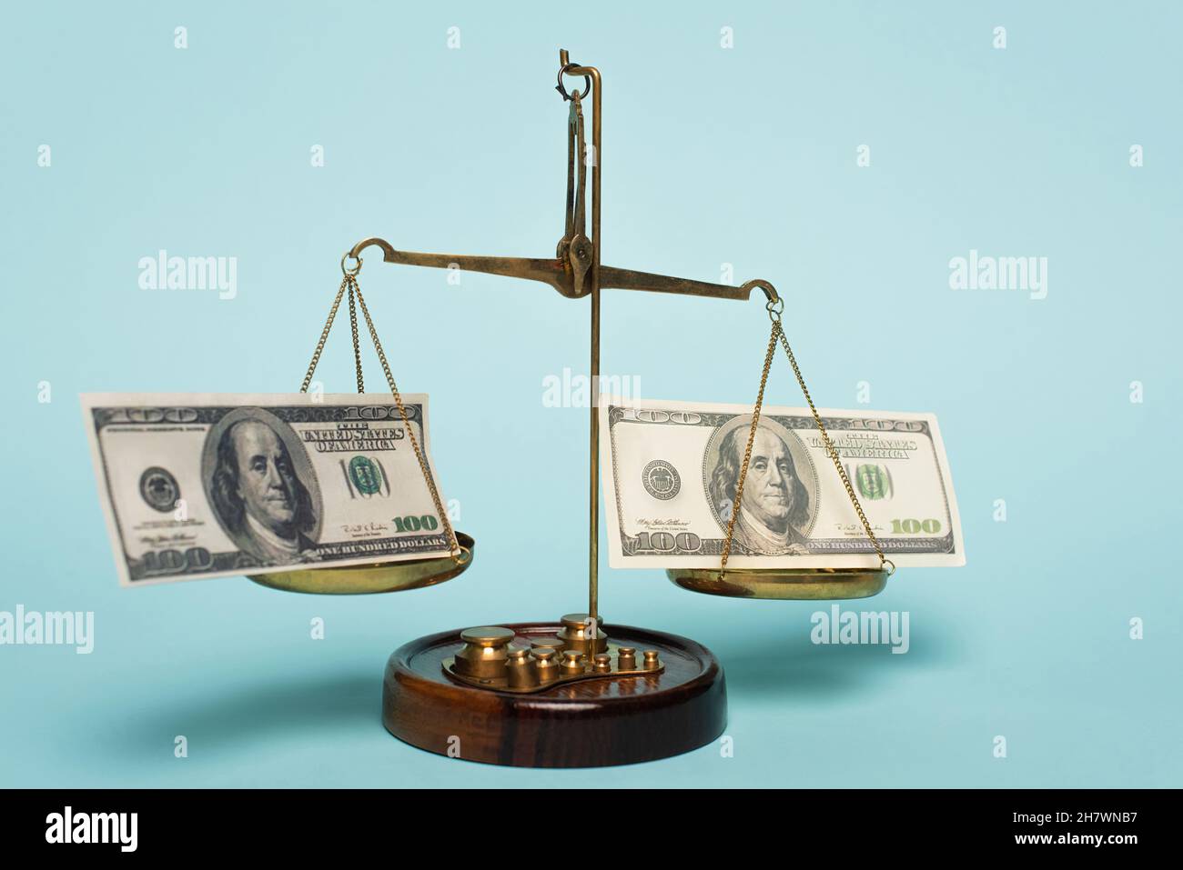 Justice scales banknotes hi-res stock photography and images - Alamy