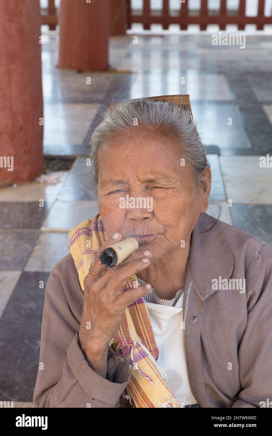 Elderly woman smoking portrait hi-res stock photography and images - Alamy