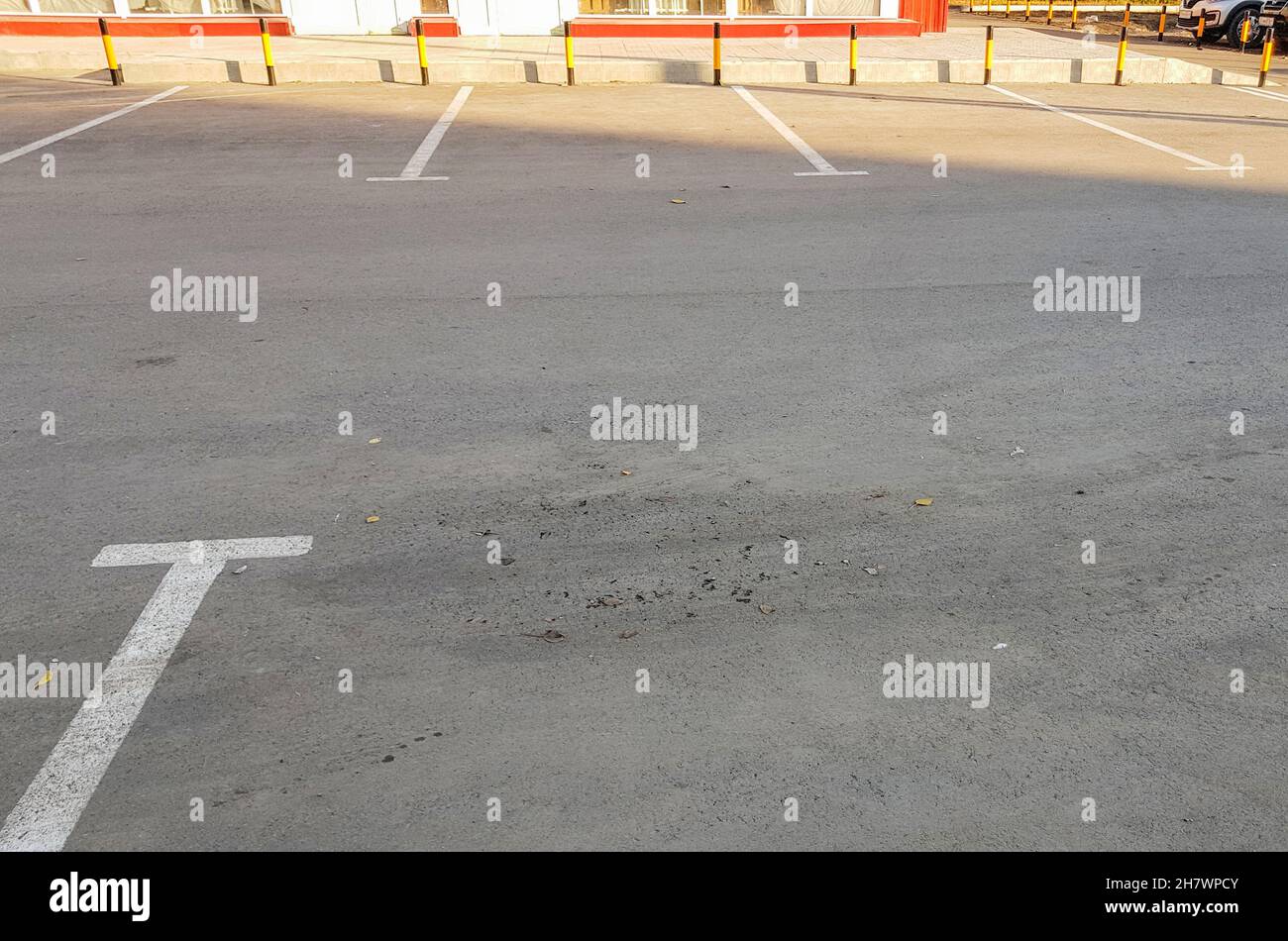 Empty parking place with white marking lines on asphalt Stock Photo - Alamy