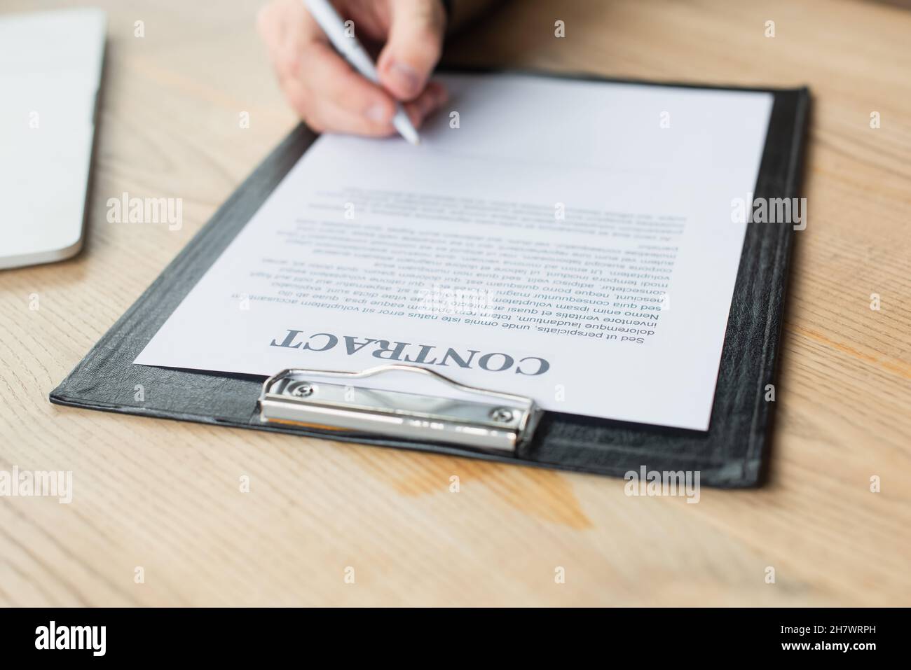 Man sign contract clipboard hi-res stock photography and images - Alamy