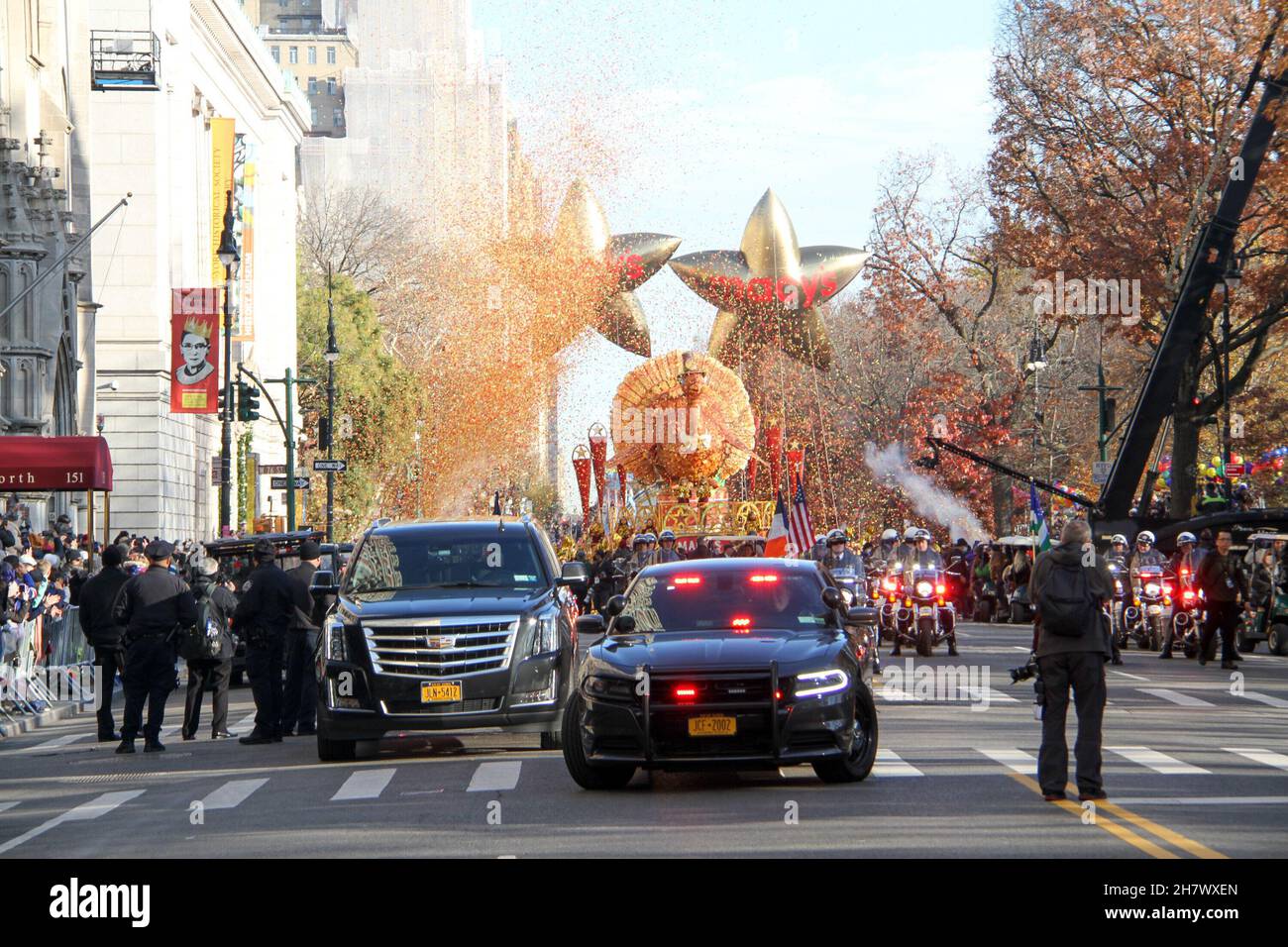 2021 macys thanksgiving day parade hi-res stock photography and images ...
