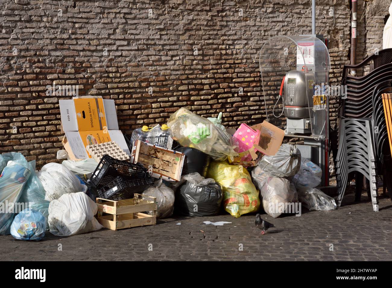 Rubbish trash littering hi-res stock photography and images - Alamy