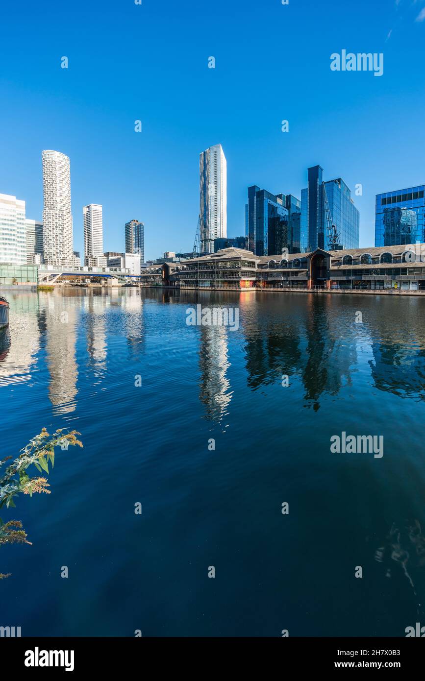 LONDON, UK - NOVEMBER 25, 2021: Modern skyscrapers of Canary Wharf, the ...