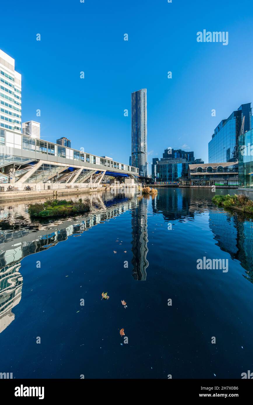 LONDON, UK - NOVEMBER 25, 2021: Modern skyscrapers of Canary Wharf, the ...