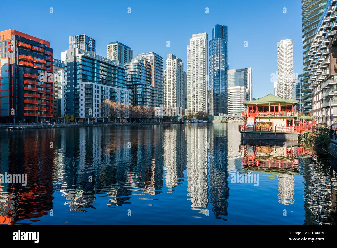 LONDON, UK - NOVEMBER 25, 2021: Modern skyscrapers of Canary Wharf, the ...