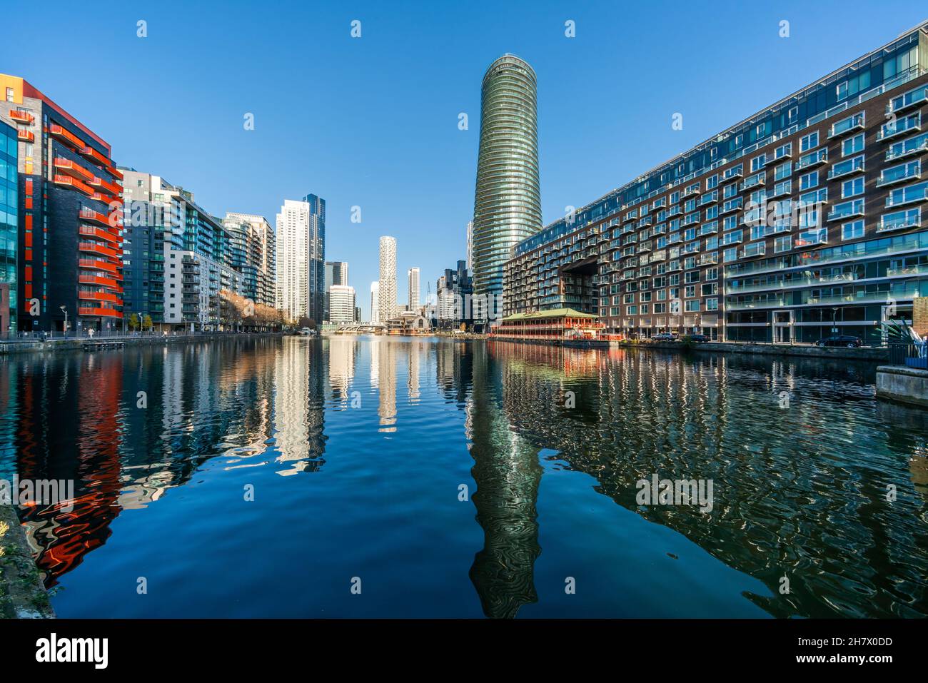 LONDON, UK - NOVEMBER 25, 2021: Modern skyscrapers of Canary Wharf, the ...