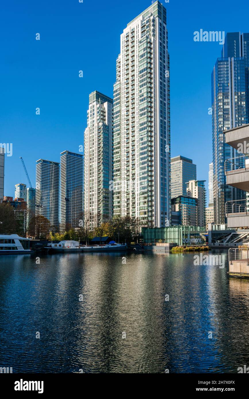 LONDON, UK - NOVEMBER 25, 2021: Modern skyscrapers of Canary Wharf, the ...