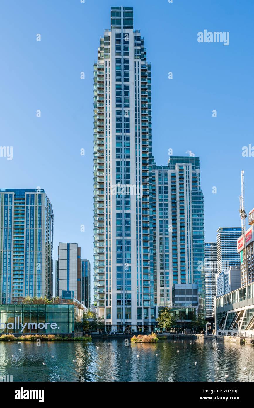 LONDON, UK - NOVEMBER 25, 2021: Modern skyscrapers of Canary Wharf, the ...